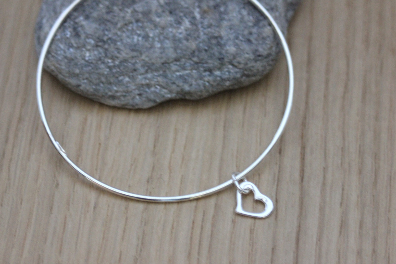 Bracelet jonc en argent massif avec breloque coeur - Emmafashionstyle